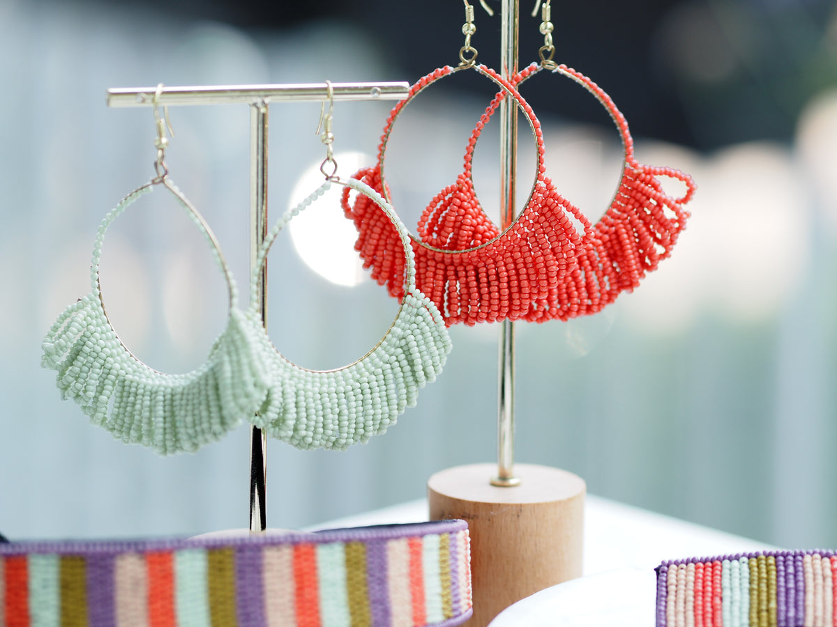 Lange Perlenohrringe Handgemacht in zwei Farben– Die Pampi